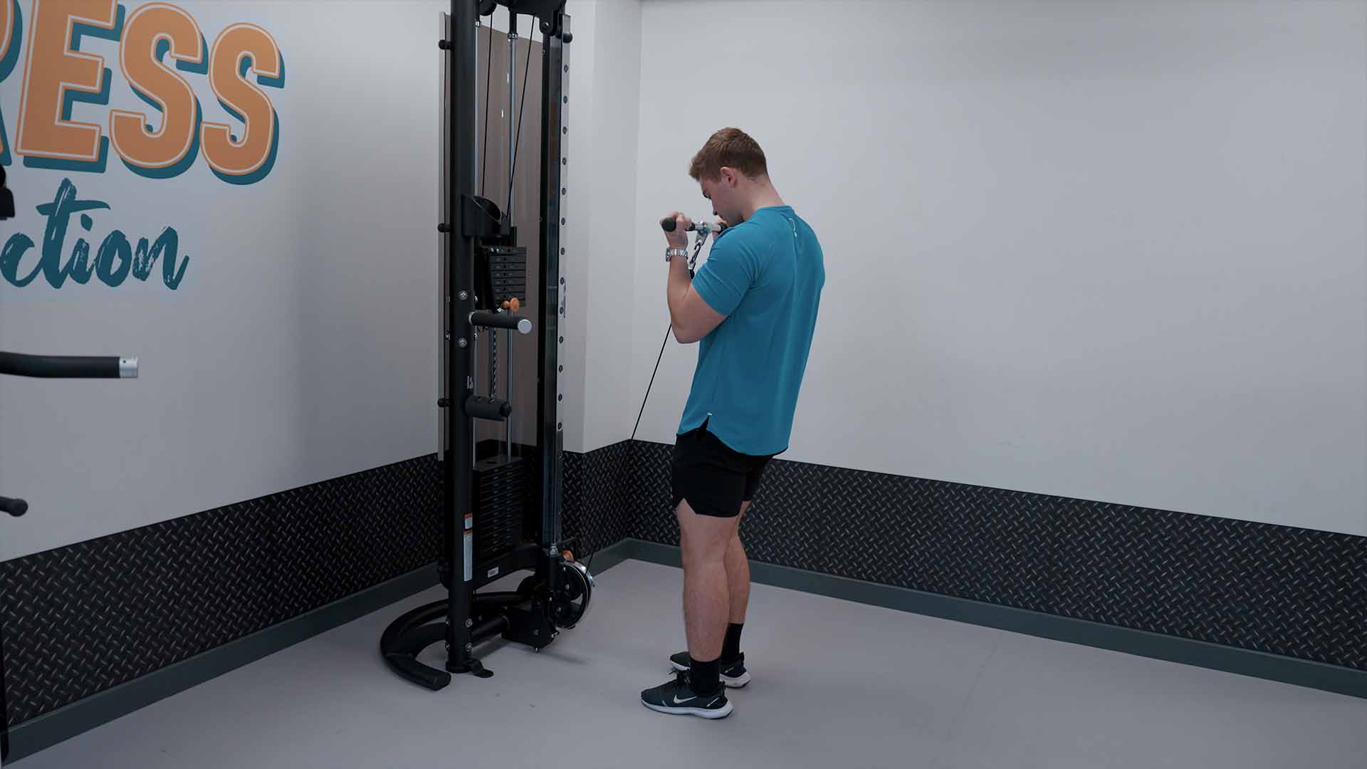 Bicep cable curls - Træn arme med et kabeltårn - PureGym