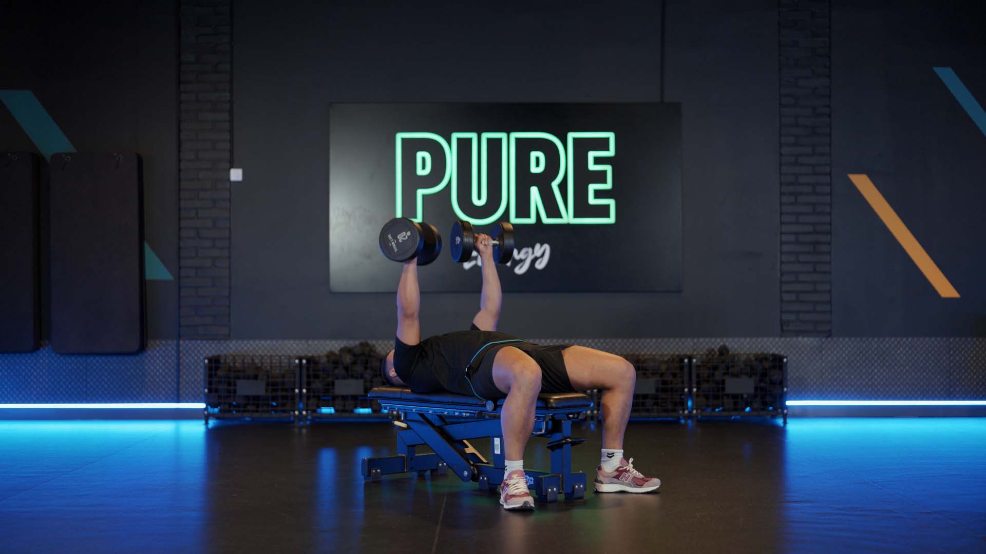 Brystpres - Læs om flere varianter af øvelsen - PureGym