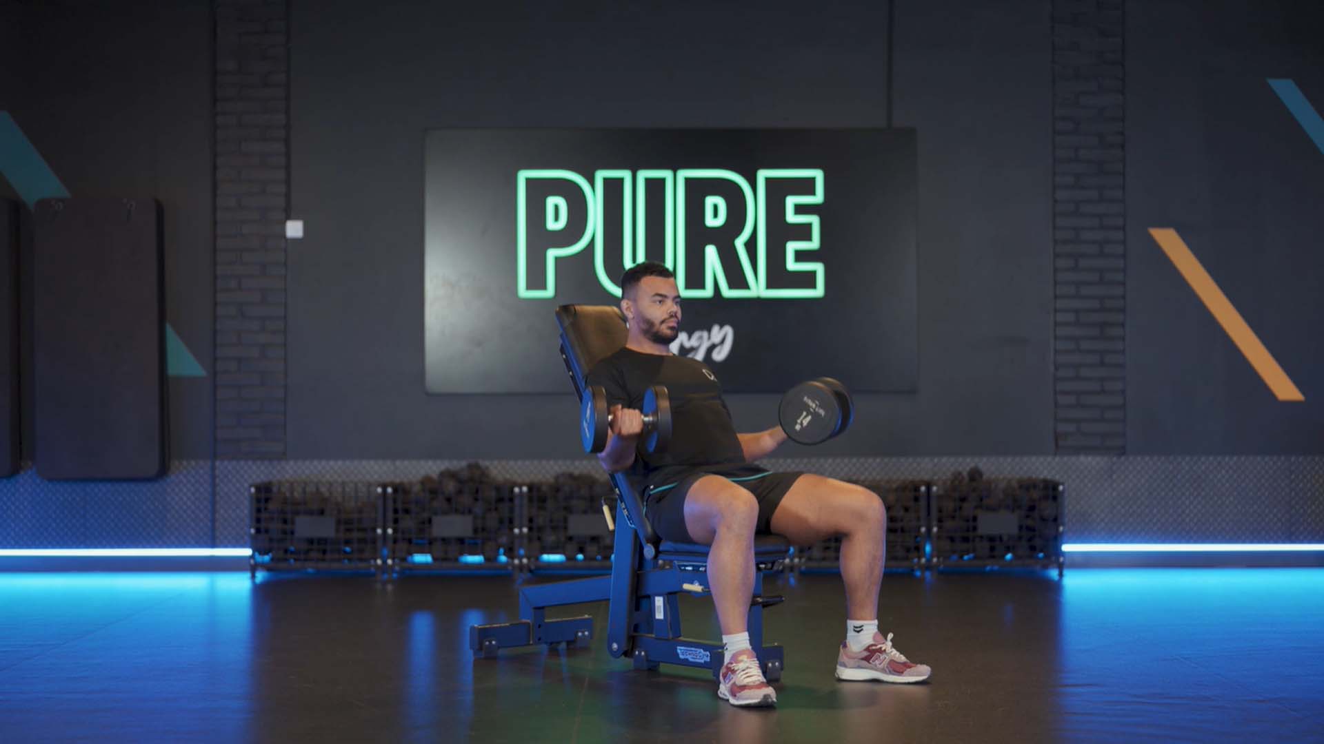 Seated bicep curl - Lav øvelsen med og uden maskine her